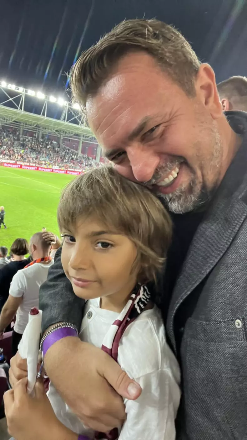 Imagine rară cu Horia Brenciu și familia lui. Cum arată azi cei patru ...