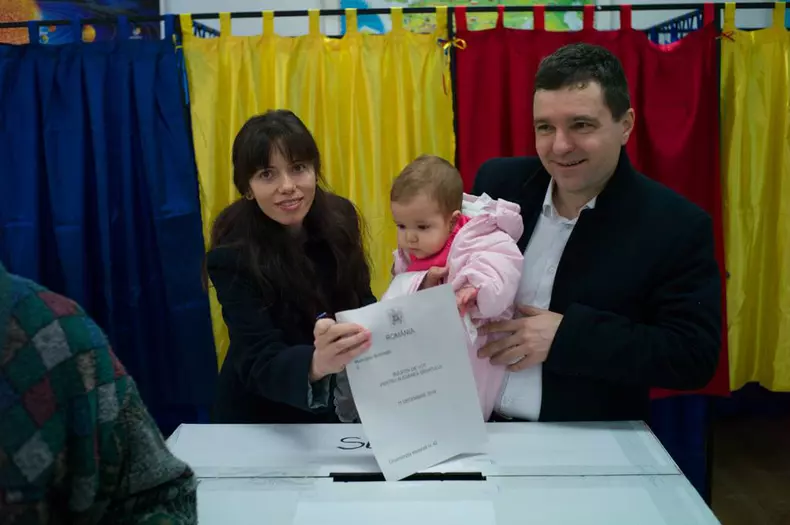 Cine este iubita lui Nicușor Dan, femeia care i-a dăruit doi copii. De ...