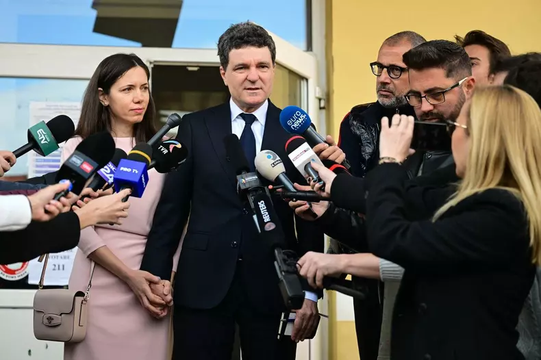 nicusor dan cu familia | Unica.ro