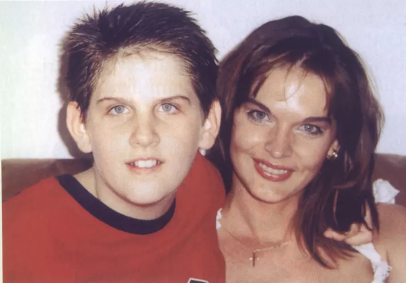 Manuela Harabor si fiul ei, Andrei, in 2002 | Unica.ro