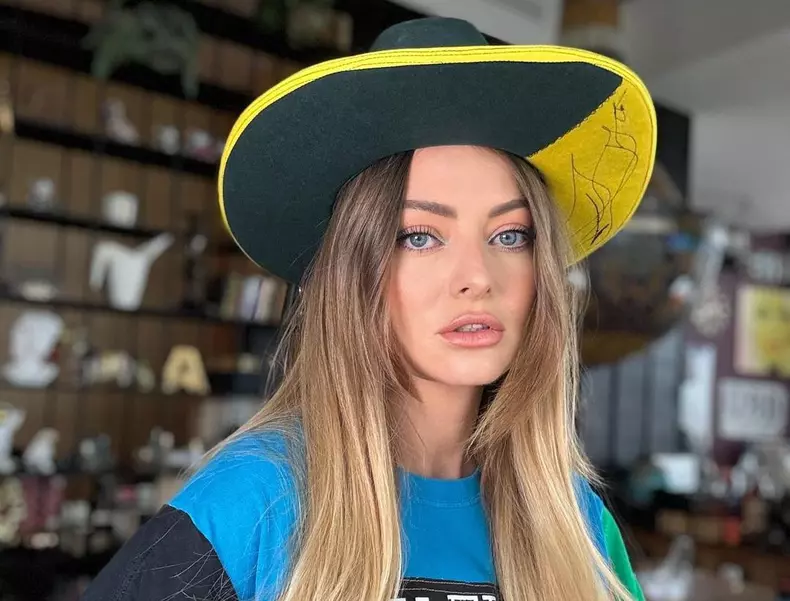 Delia Matache, cu decolteul la vedere. Imaginile incendiare publicate ...