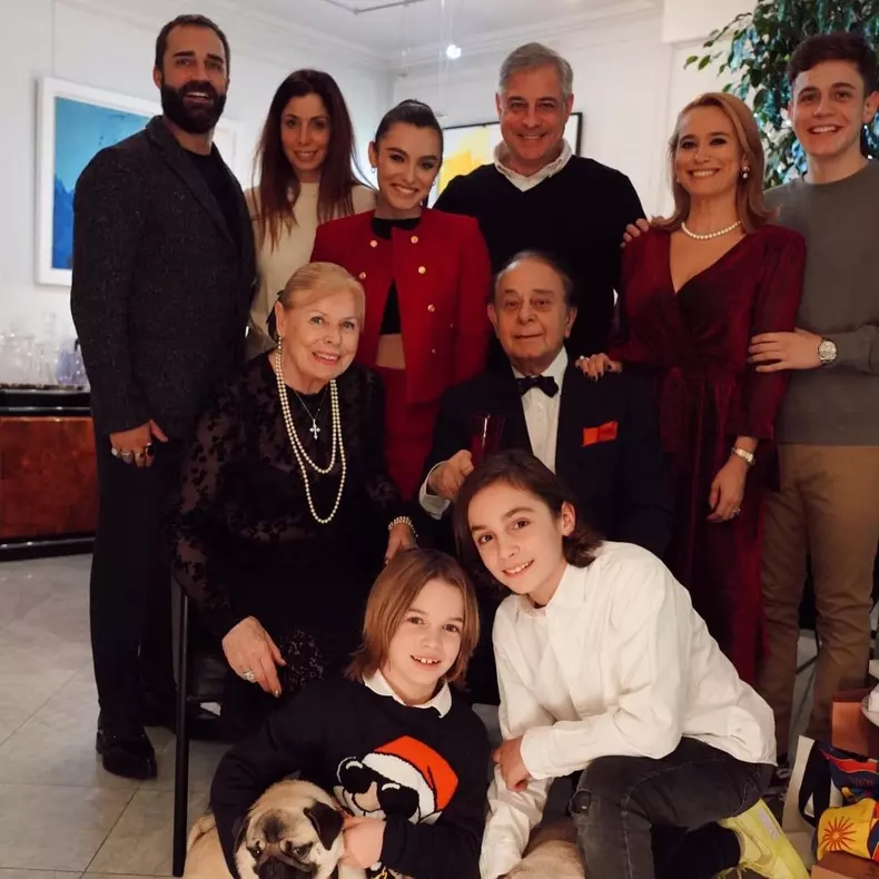 Andreea Esca, soțul ei, Alexandre Eram, copiii lor, Alexia și Aris, și ...