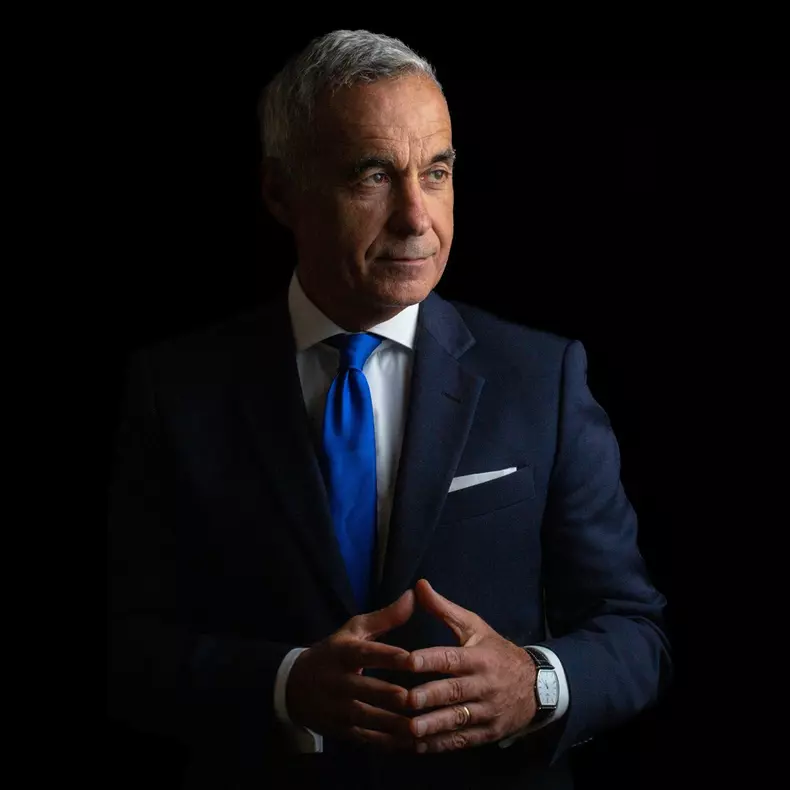 calin georgescu fundal negru | Unica.ro