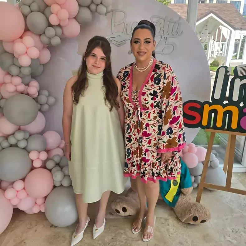 Isabela, fiica Oanei Roman, apariție elegantă la balul de absolvire a ...