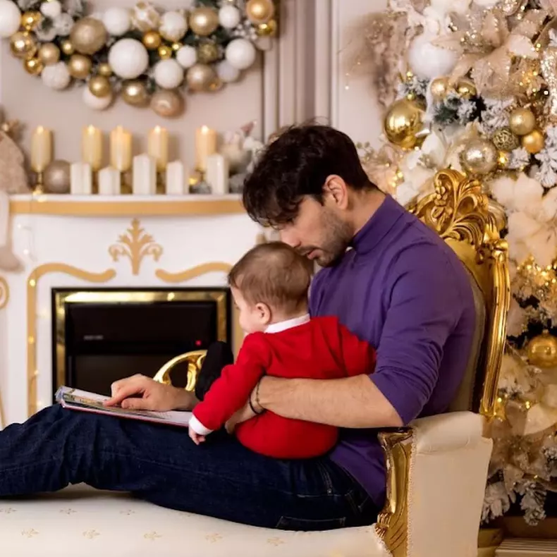 Theo Rose, o nouă imagine adorabilă cu Sasha. Cum se distrează micuțul în vizită la bunici