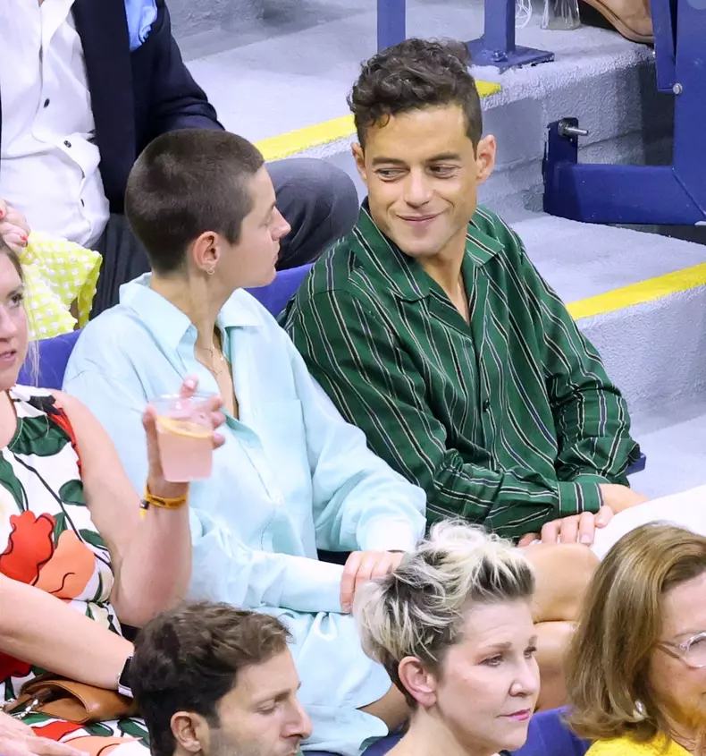 Rami Malek și Emma Corrin formează un cuplu. În ce ipostaze tandre au ...