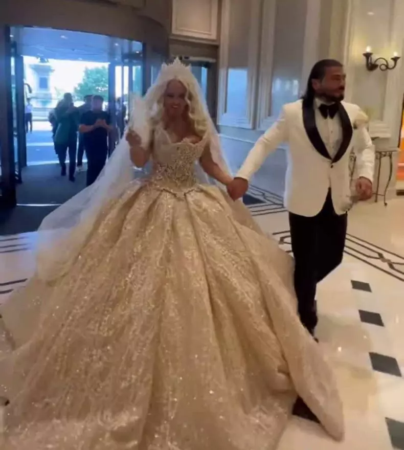 Anda Adam și Yosif Mohaci s-au căsătorit. Artista a purtat o rochie ...