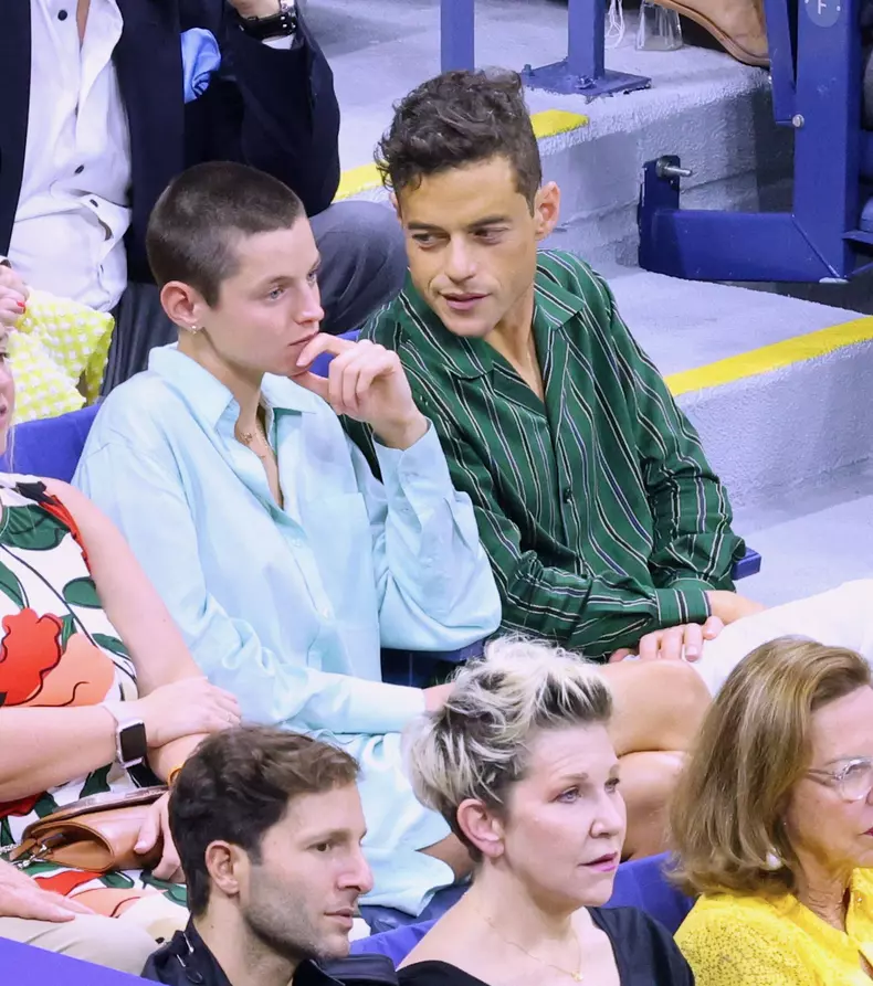 Rami Malek și Emma Corrin formează un cuplu. În ce ipostaze tandre au ...