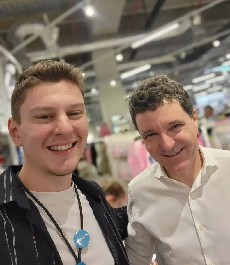 Nicușor Dan la cumpărături cu fiica, Aheea, la un mall din București (2 ...