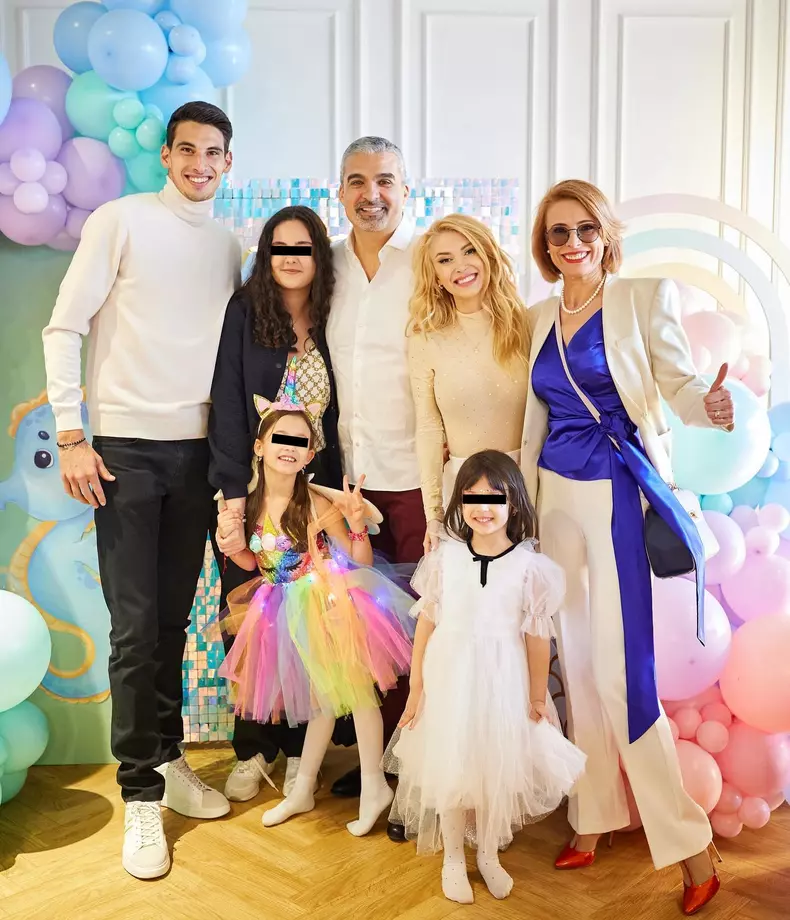 Andreea Bălan și fetele sale, Ella și Clara, iubitul ei, Victor Cornea ...
