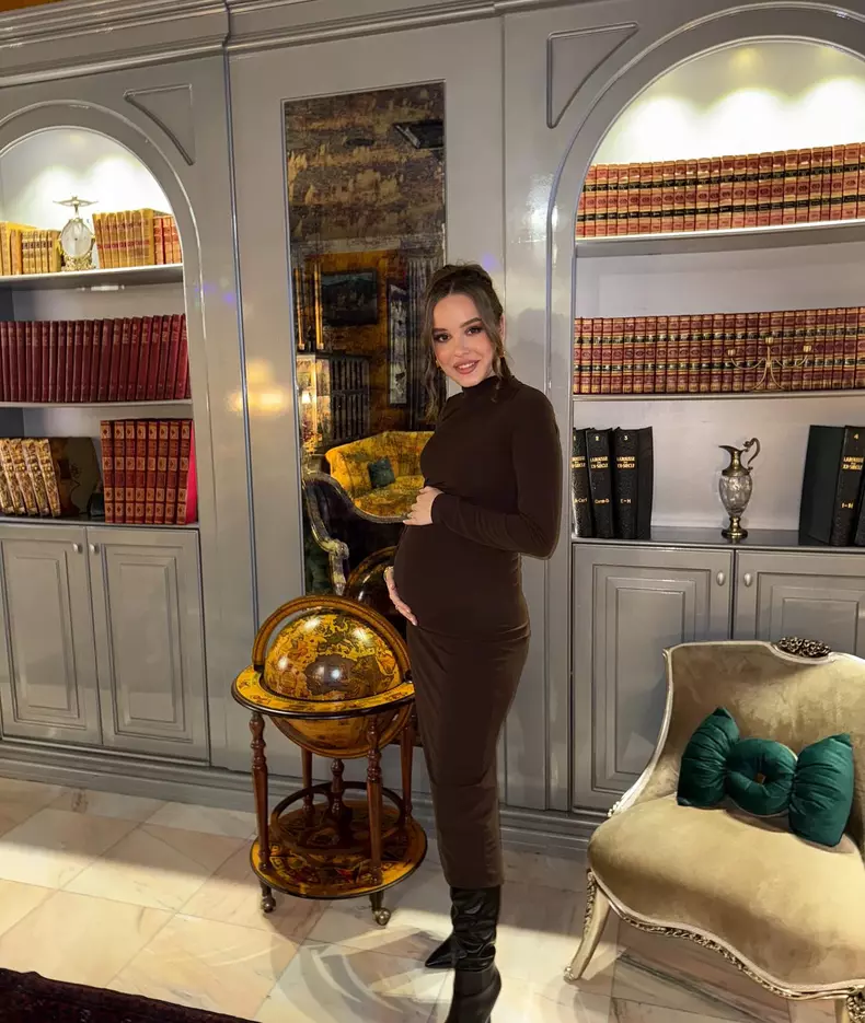 Mara Boglea însărcinată cu primul copil, un băiat, la aniversarea de 20 ...