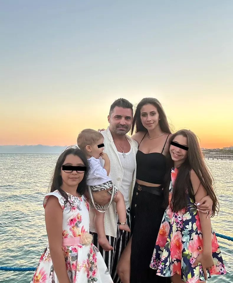 Pepe, Yasmine Ody, fetele lui, Maria și Rosa Alexandra, și fiul lor ...