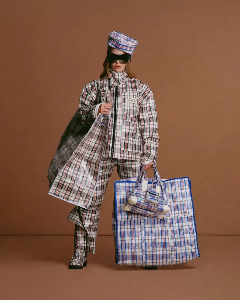 Delia, într-o nouă ținută din pungi de rafie. Imaginile care i-au ...