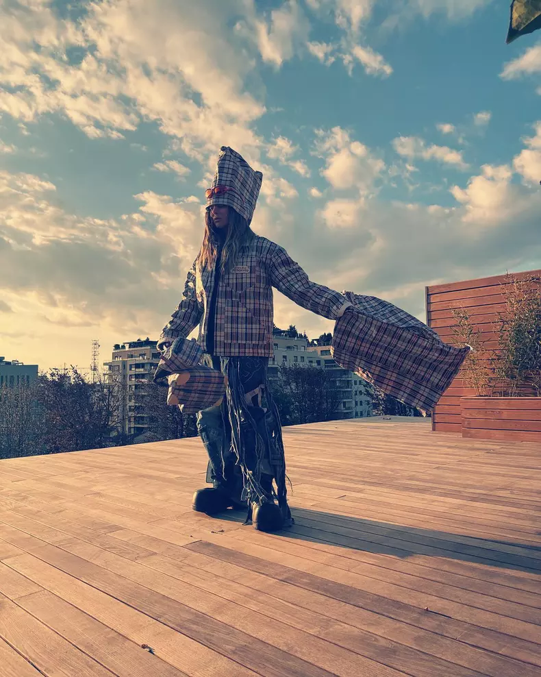 Delia Matache într-o jachetă de rafie | Unica.ro