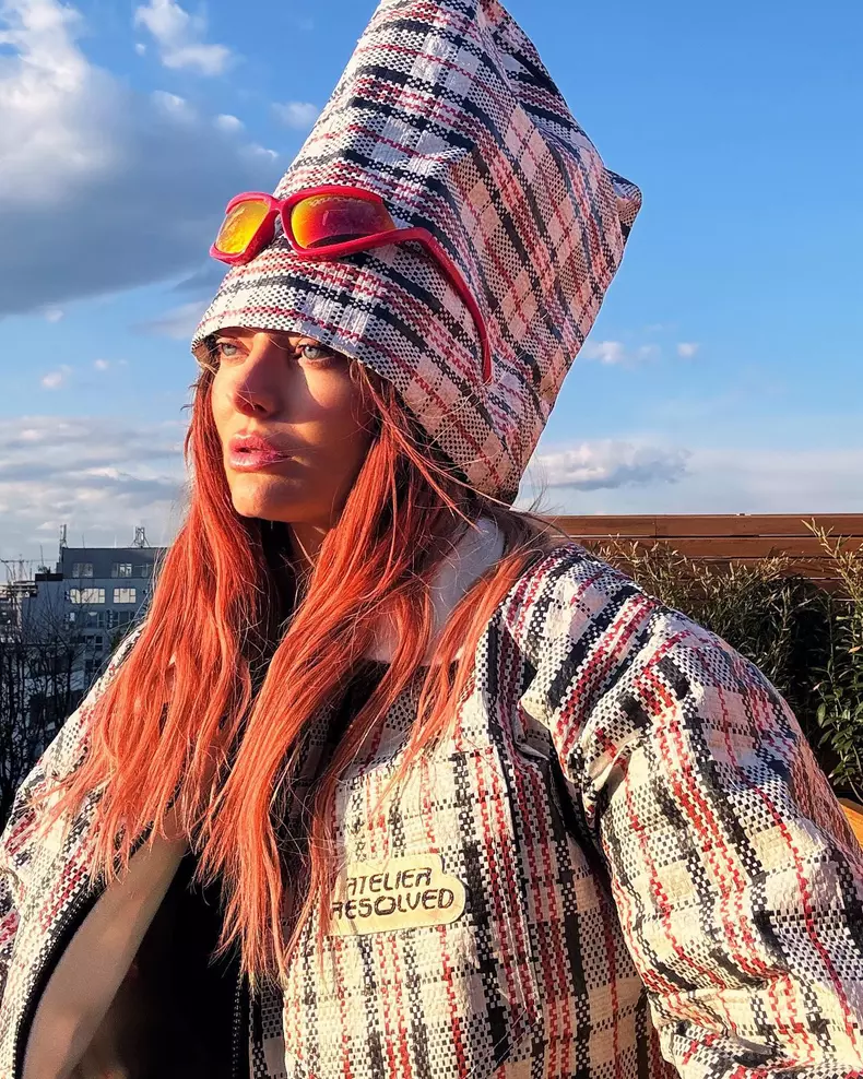 Delia Matache într-o jachetă de rafie | Unica.ro