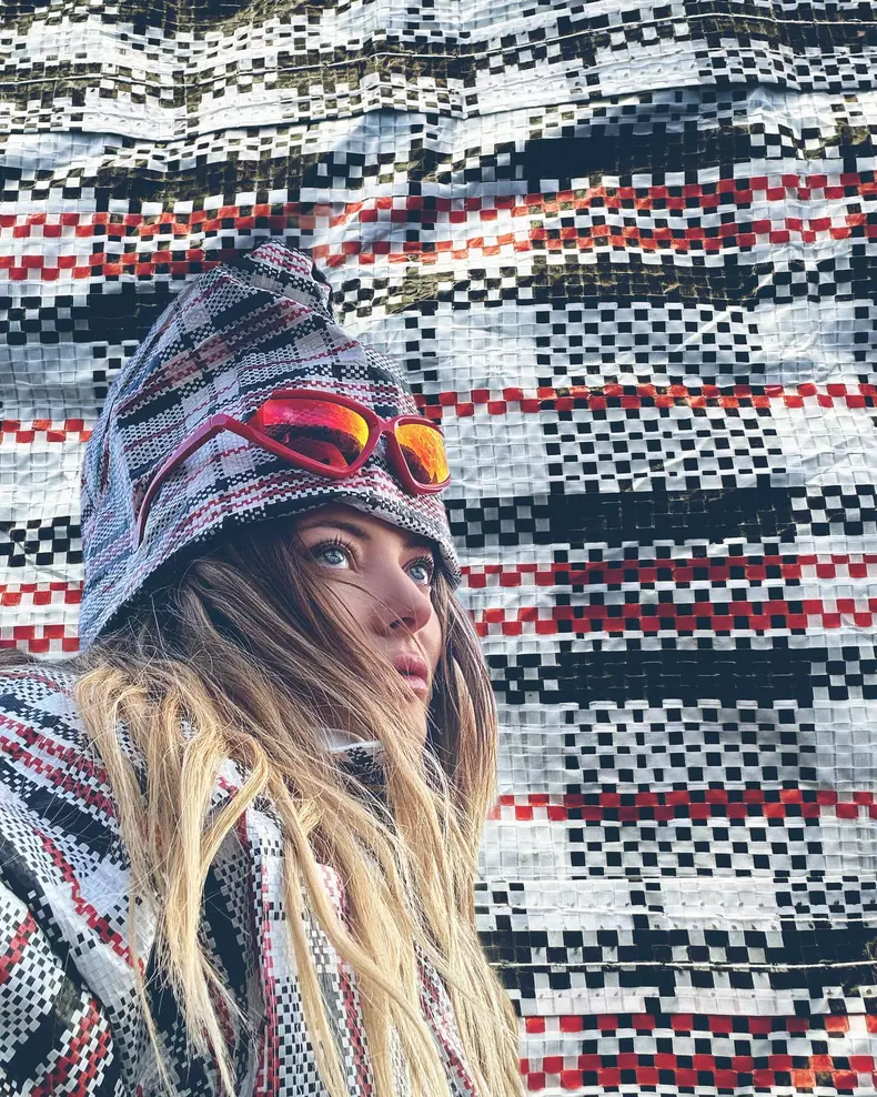 Delia Matache într-o jachetă de rafie | Unica.ro