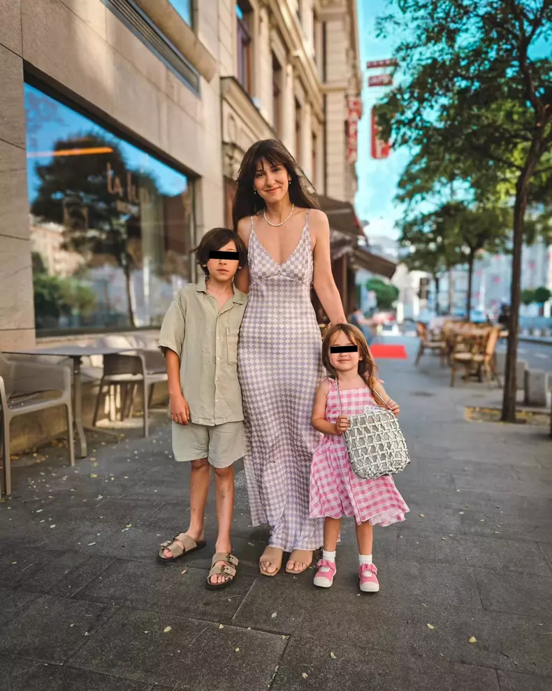 Dana Rogoz și copiii ei, Vlad Luca și Lia Elena, în ziua sebării Liei ...