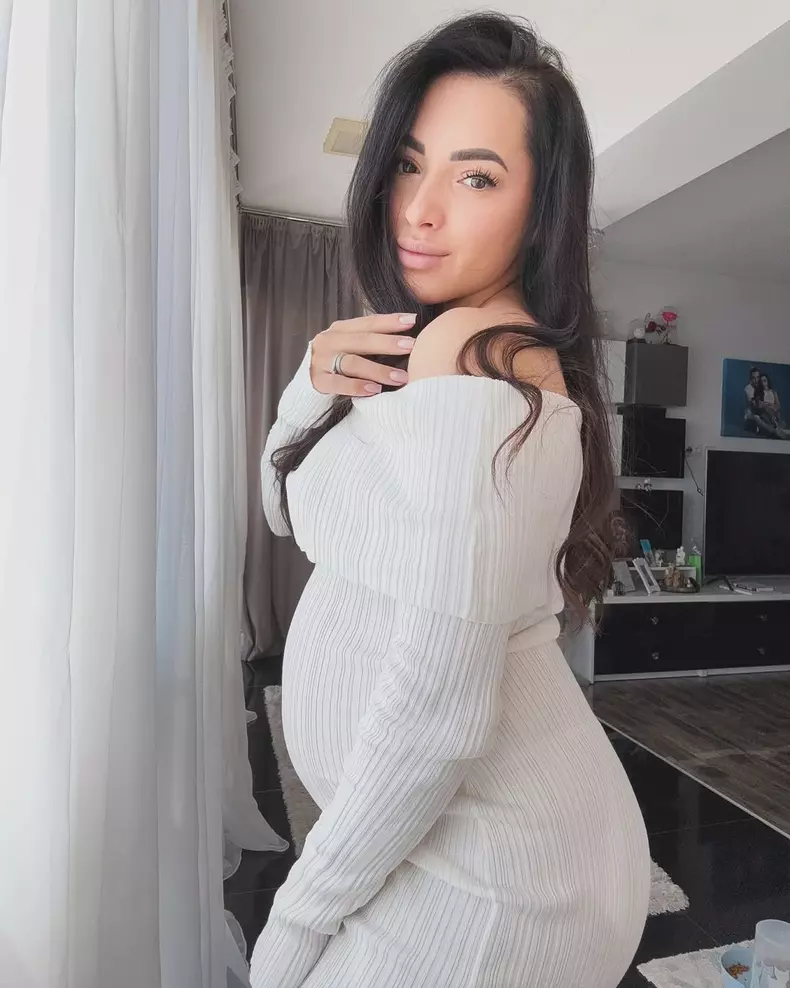 Larisa Iordache, protagonista unei ședințe foto inedite înainte de a deveni mamă pentru prima ...