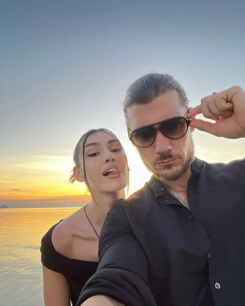 Cine este logodnicul Alinei Eremia. Ce diferență de vârstă este între ...