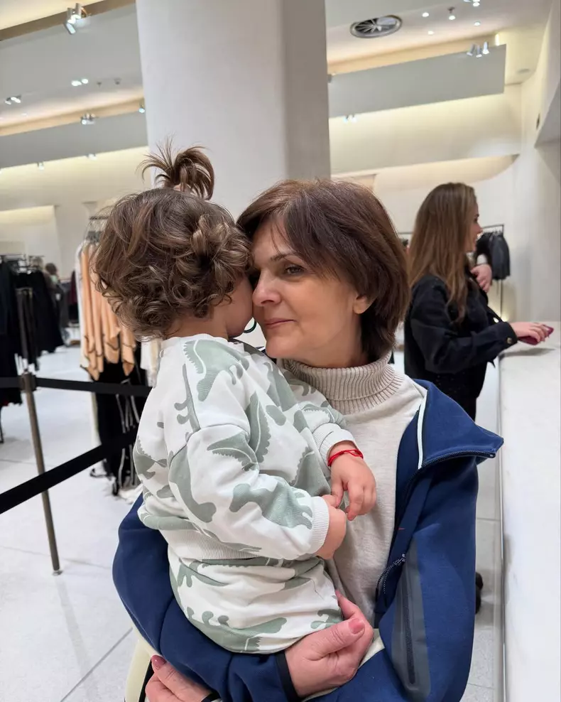 Sasha, fiul lui Theo Rose, a împlinit 2 ani! Mama i-a dedicat un videoclip emoționant: „Brațele ...