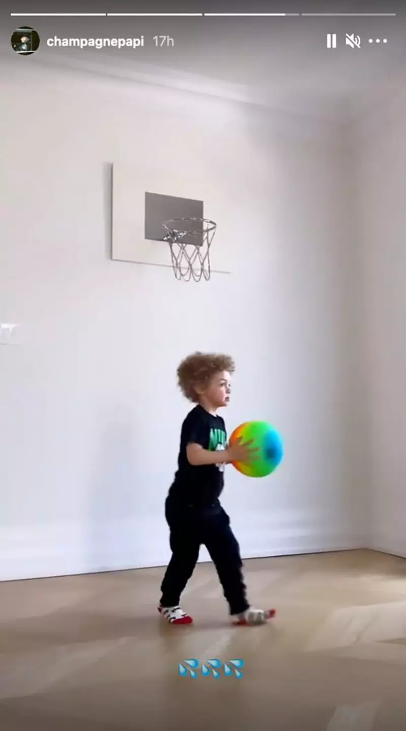 Drake a împărtășit imagini adorabile cu fiul său, Adonis, în vârstă de ...