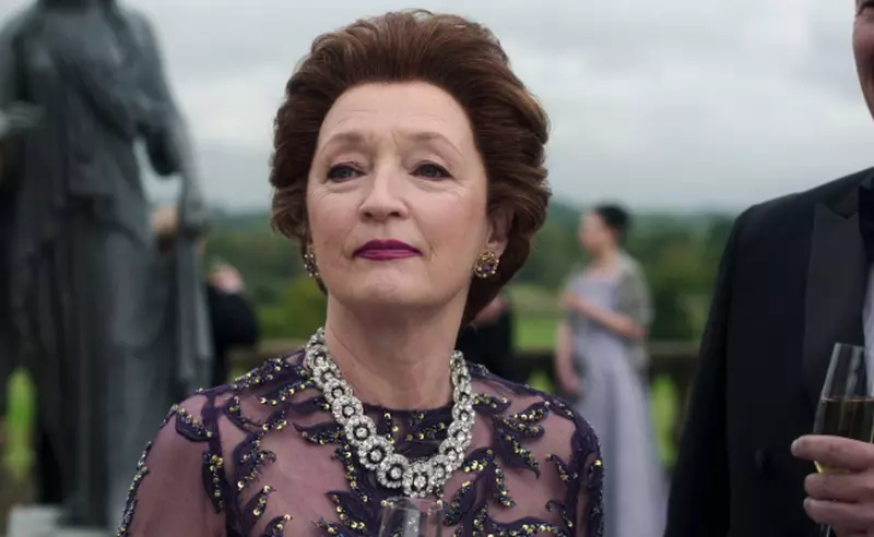 Despre costumele din The Crown, cu designerii Amy Roberts și Sidonie Roberts - Elle.ro