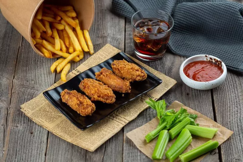 Descoperă Deliciile Puiului Crocant la TUTTI: Un Festin de Arome și Savoare