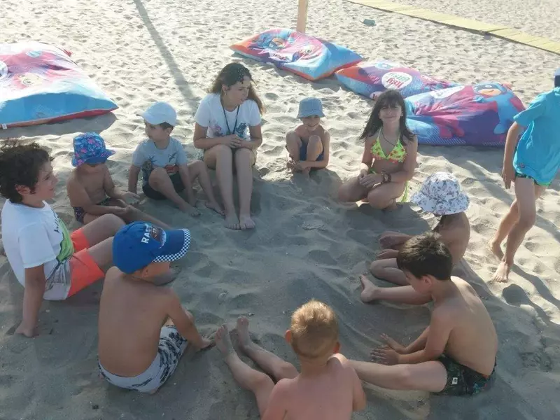 Vara aceasta, copiii se joacă și se răcoresc la Radio Plaja Itsy Bitsy