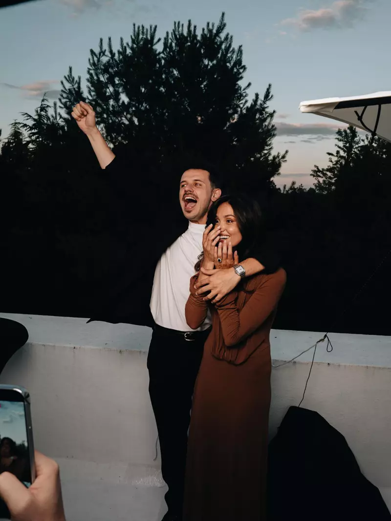 Oana Zara, cerută în căsătorie de Bogdan Medvedi cu un inel de logodnă ...