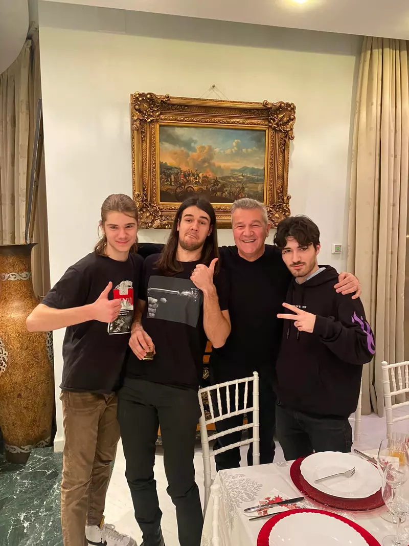 Cu ce se ocupă băieții lui Dan Bittman. Decizia luată de artist după despărțirea de Liliana ...