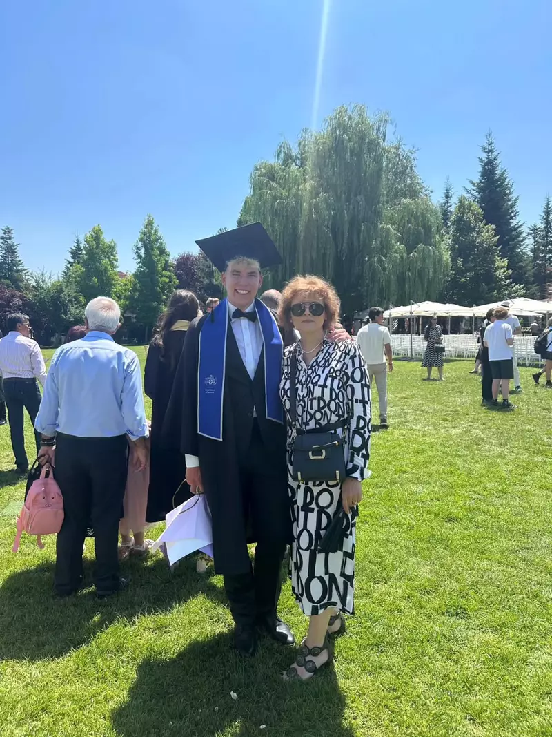 Cum arată fiul Romaniței Iovan. Albert a absolvit liceul. Imagini ...