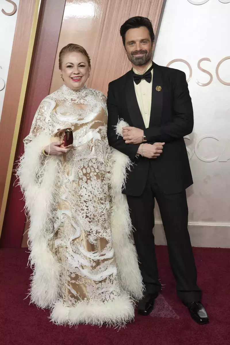 Stiri Directe - Sebastian Stan, cu mama și cu iubita, la Premiile Oscar. Ce ținute superbe au ...