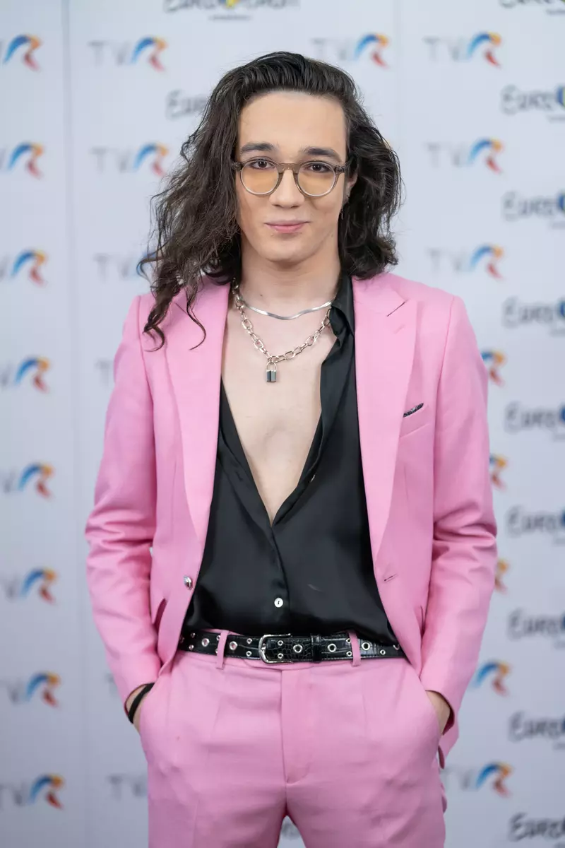 Cine e Theodor Andrei, cântărețul care va reprezenta România la ...