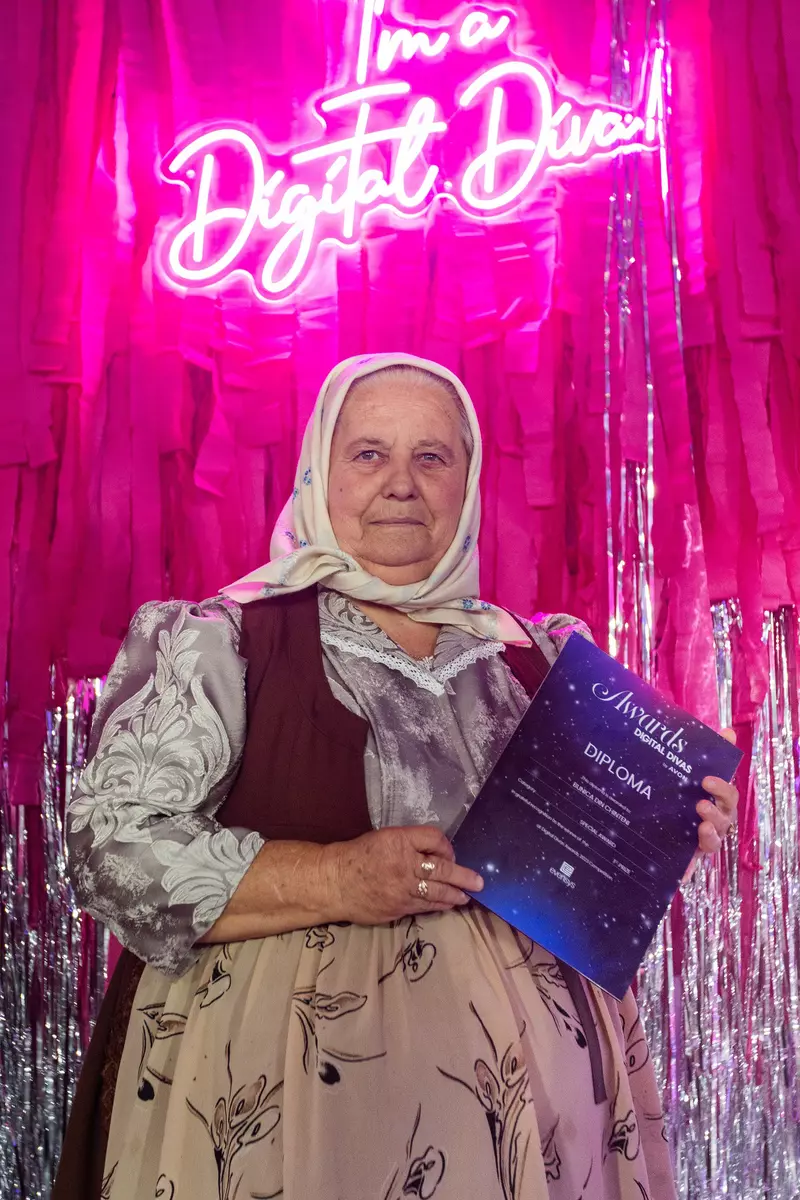 Tanti Lenuța, cunoscută drept bunica din Chinteni, premiată la un ...