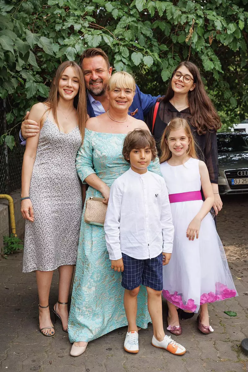 Imagine rară cu Horia Brenciu și familia lui. Cum arată azi cei patru ...