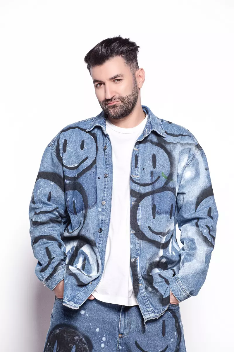 Smiley lansează „Aia e”, imnul optimistului, în timp ce se pregătește ...