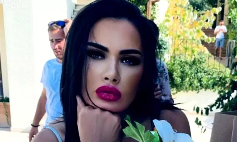 Sprâncene groase, machiaj puțin! Cum arăta Oana Zăvoranu în trecut?