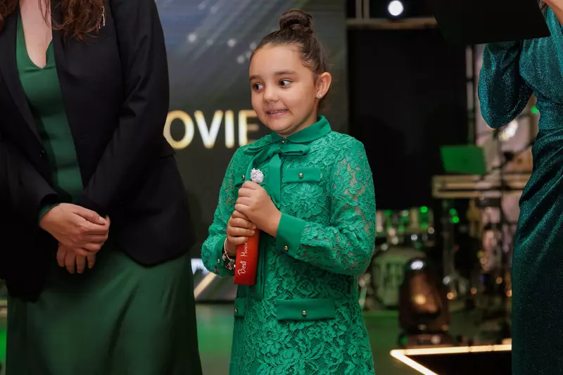 Eva Măruță, „diplomată ca tati” la Premiile Unica.ro 2024. Andra și ...