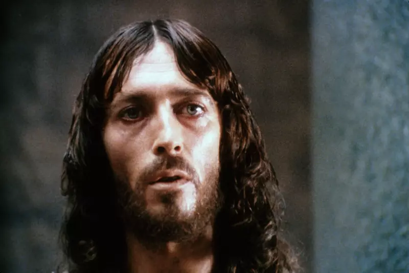 Ce face şi cum arată la 79 de ani Robert Powell, actorul care l-a jucat ...