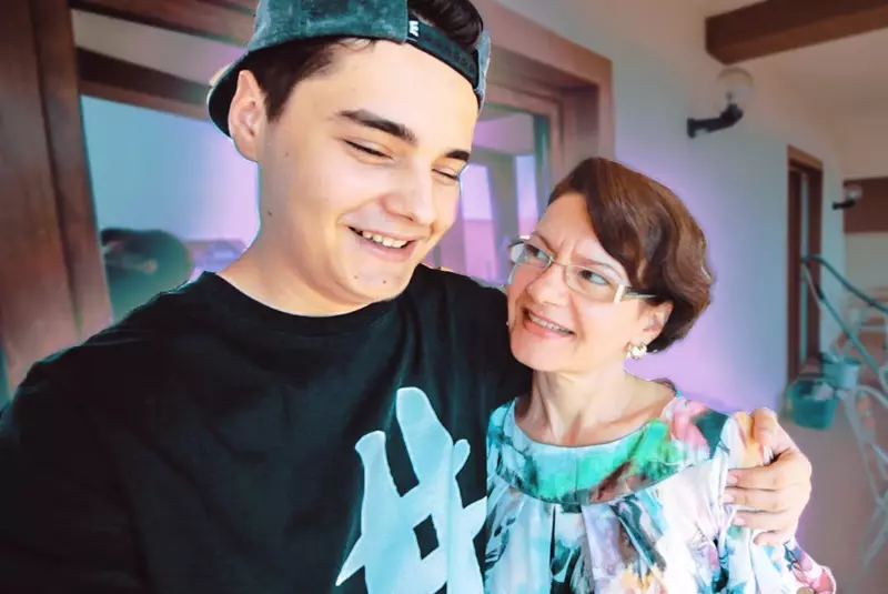 Cine sunt părinții lui Selly. Între cei doi există un grad de rudenie ...