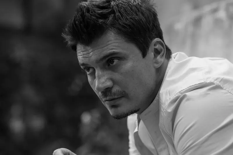 Cine este Emilian Oprea, actorul din serialul Groapa. S-a căsătorit în ...