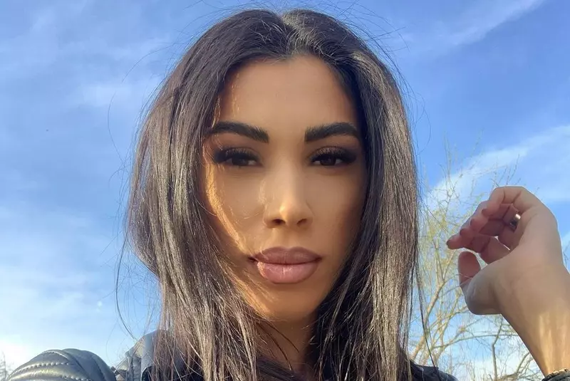 Raluca Pastramă, surprinsă ținându-se de mână cu fostul iubit al Ramonei Olaru. Este în proces ...