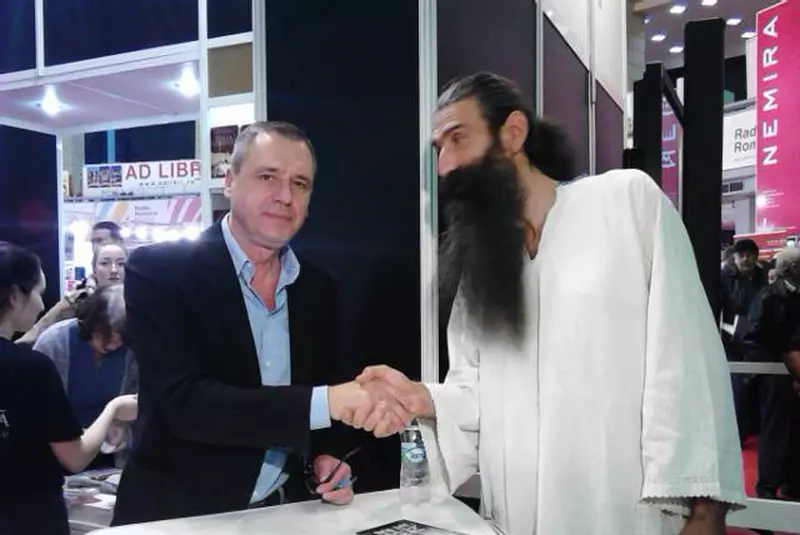 Cine este "Stegarul Dac". Cezar Cătălin Avrămuță are 57 de ani, poartă ...