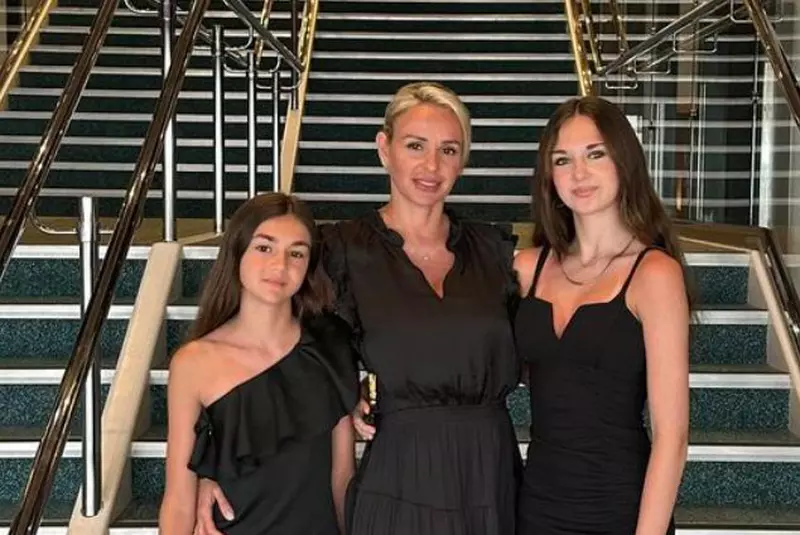 Cum se înțeleg fiicele lui Catrinel Sandu cu soțul ei american și ce ...