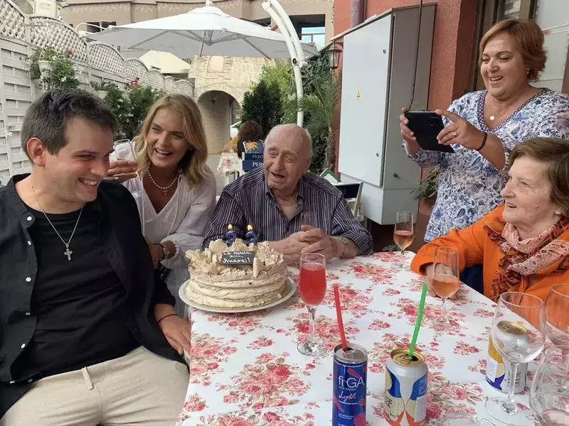 Stiri Directe - Fiul Manuelei Hărăbor a împlinit 34 de ani. Poze de la petrecere și confesiunea ...