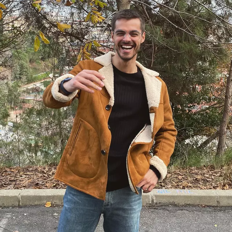 Cine este Berk Atan din serialul „Poveste din Anatolia”. Îmbină ...