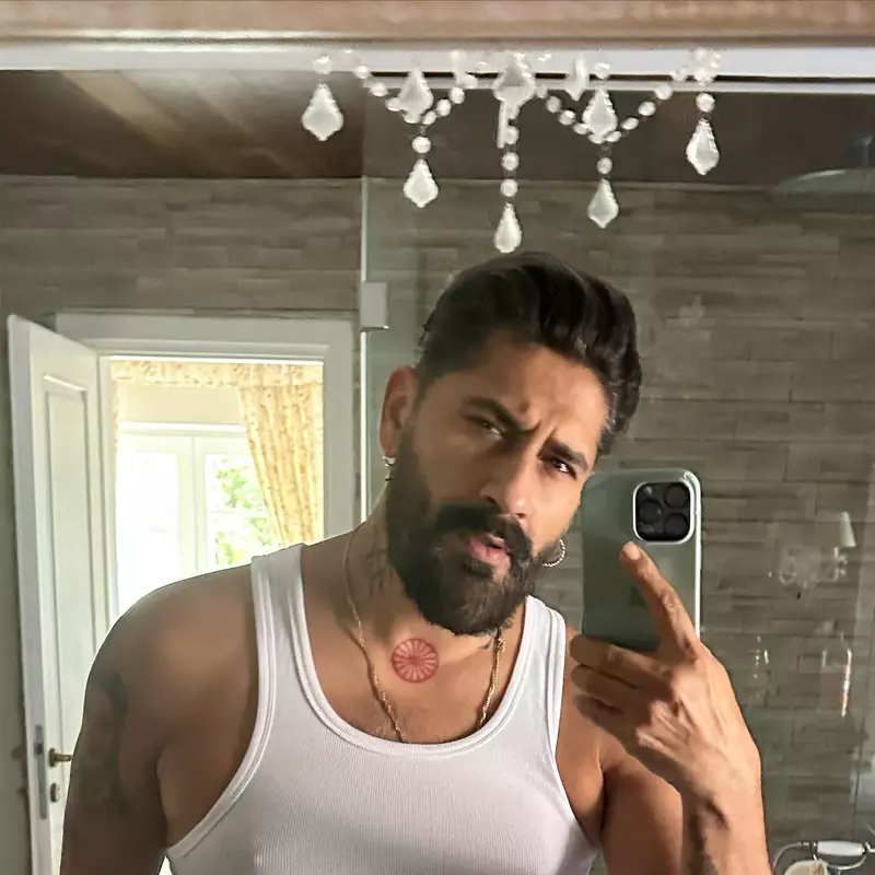 Connect-R și Misha au plecat cu fiica lor, Maya, la Paris ...