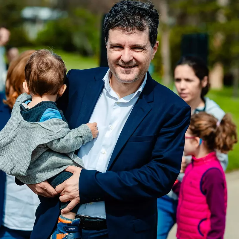 Cum își cresc Mirabela Grădinaru și Nicușor Dan cei doi copii. Aheea și ...