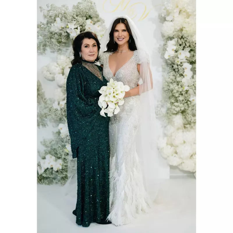Mama Monicăi Bîrlădeanu, superbă la nunta fiicei sale. Doamna Minodora ...