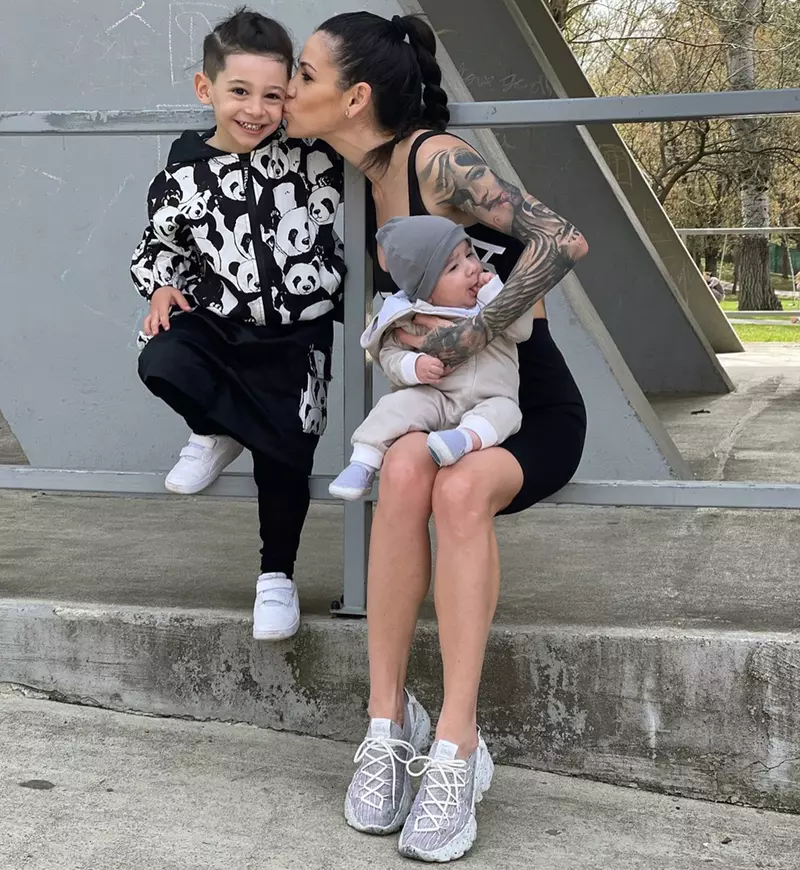 Roxana Vancea, pregătită pentru botezul fiului ei, Zian. „Tot atunci e ...